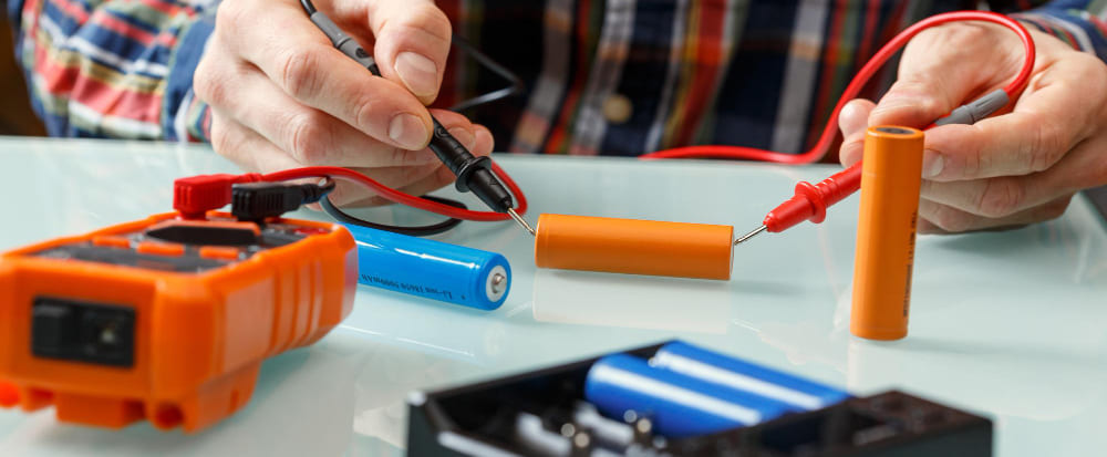 Comment tester une batterie avec un multimètre ? | Multimètres Comment tester une batterie avec un multimètre ? | Multimètres